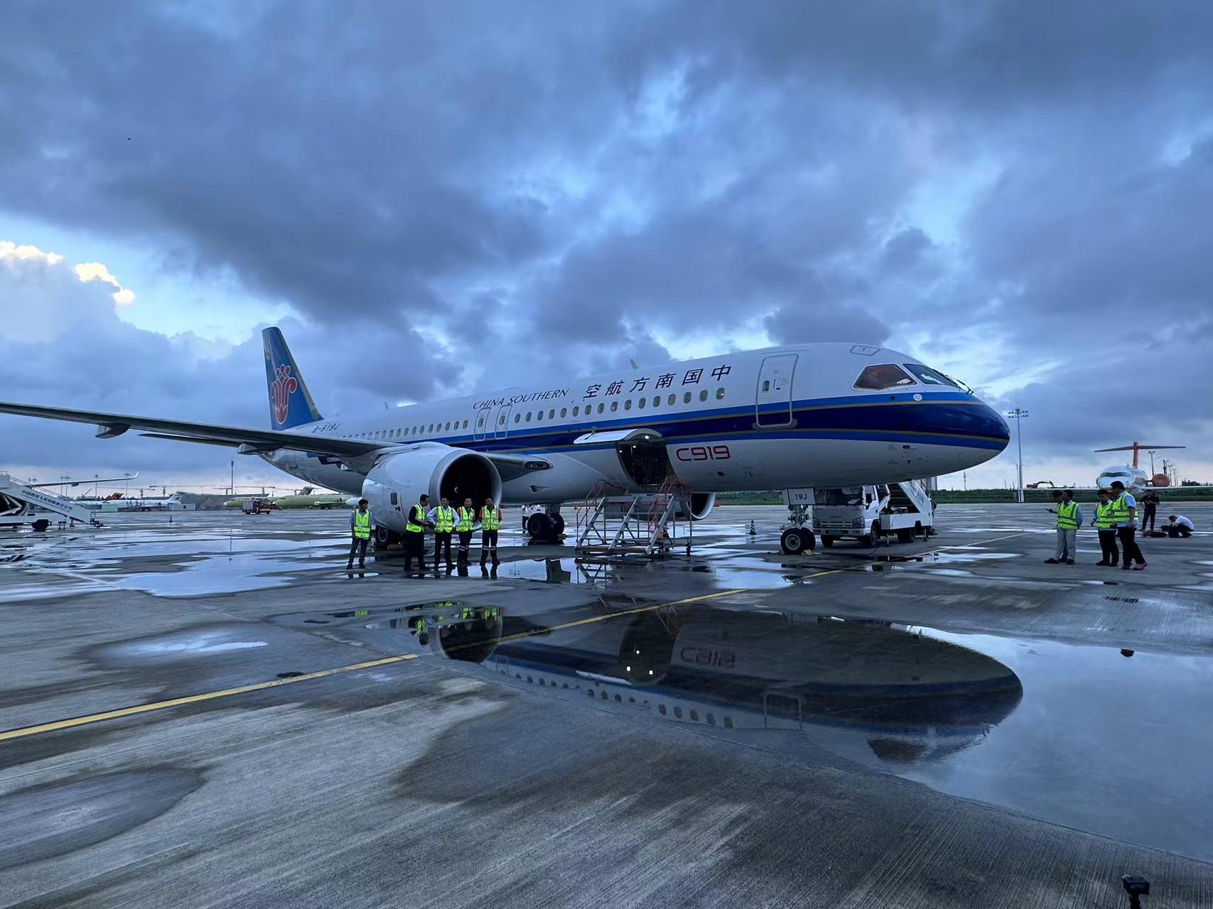南航首架C919飞机飞抵广州_广州日报大洋网